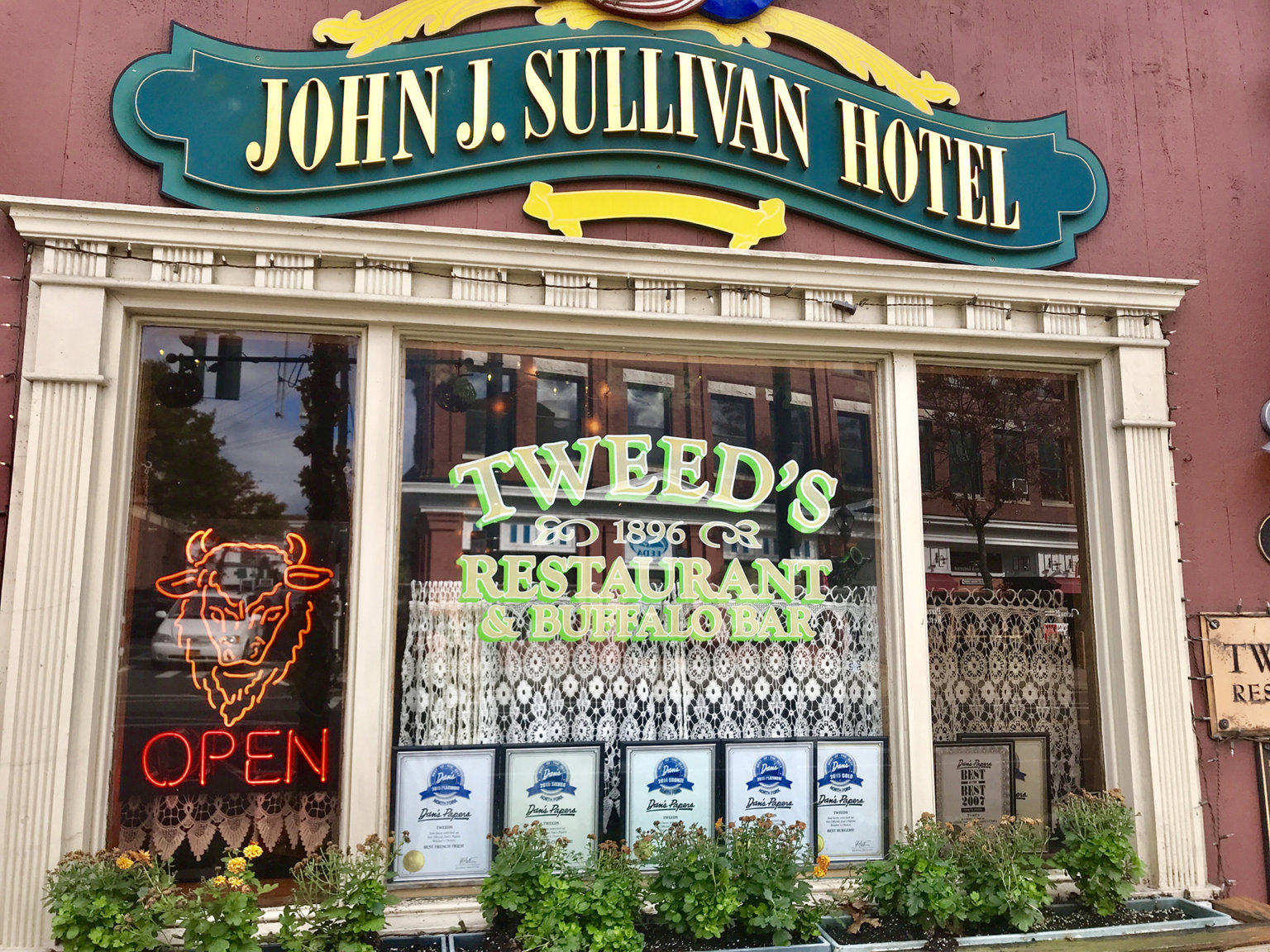 Tweed’s: Turn Of The Century Charm – Dan’s Papers