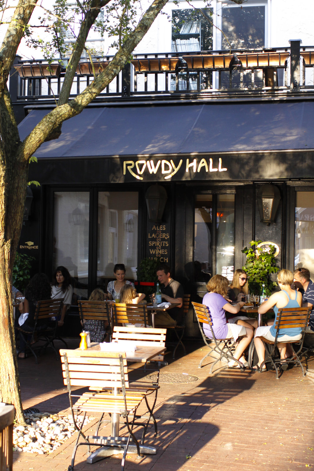 Grab a Burger & Beer at These 8 Hamptons Bars & Pubs