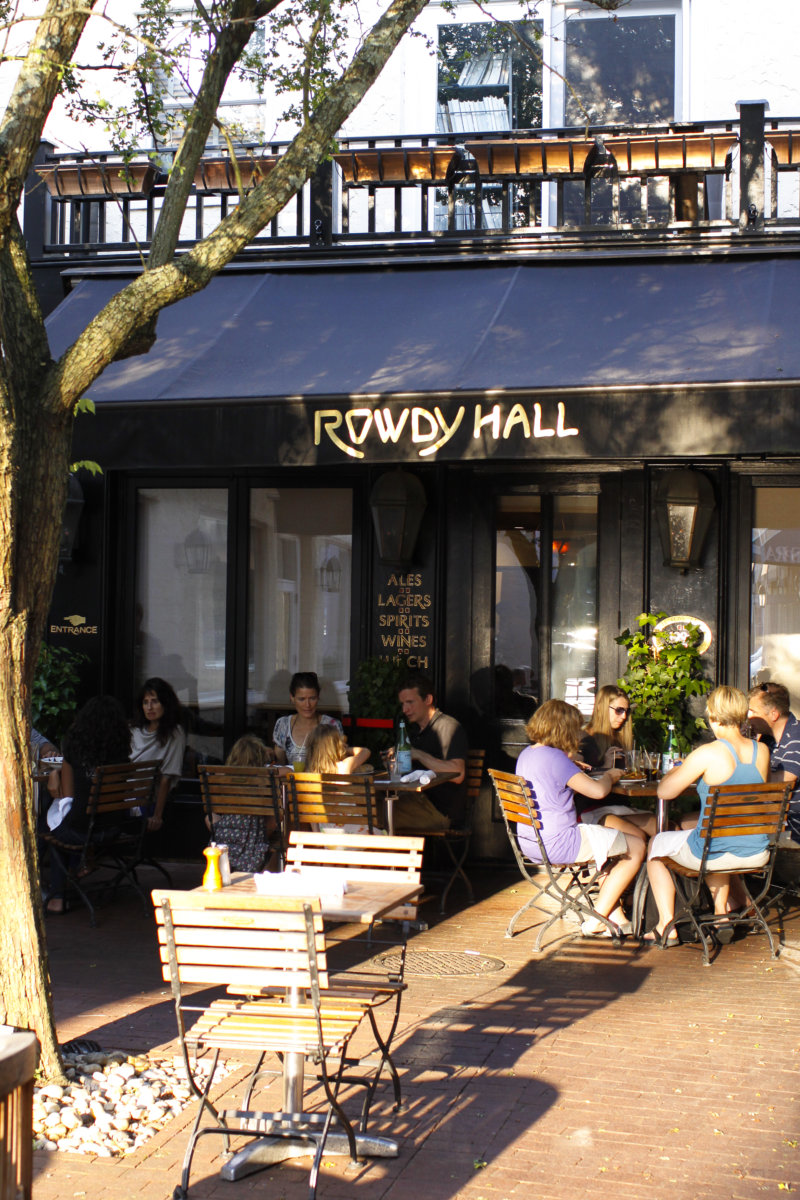 Grab a Burger & Beer at These 8 Hamptons Bars & Pubs